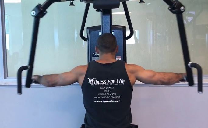 Reverse Pec Deck Fly: Proper Form, Muscles Worked & Rear Delt Tips